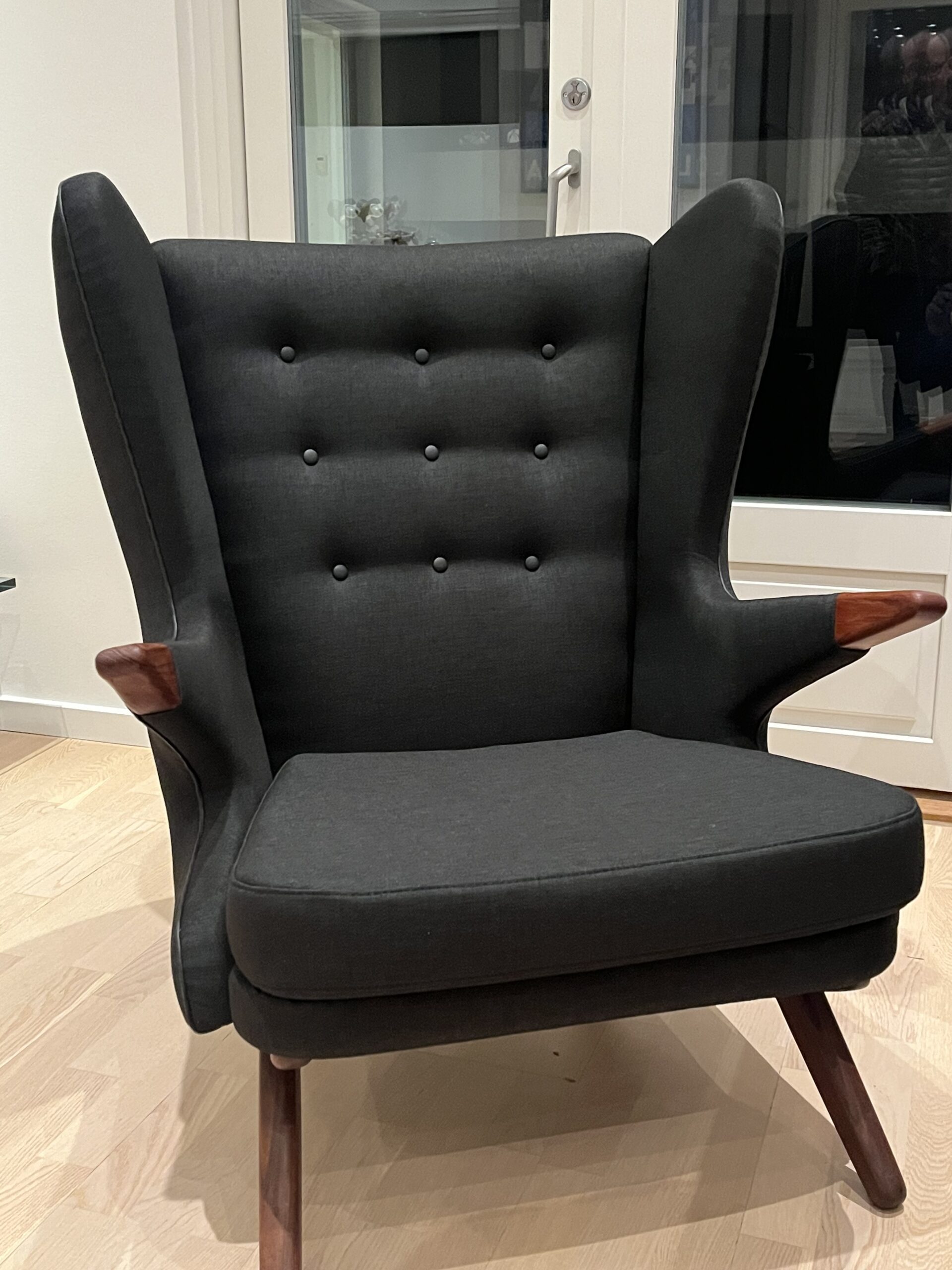 Sort Elegance: Bamse Stolens Moderne Genfødsel hos UpNordic – UpNordic